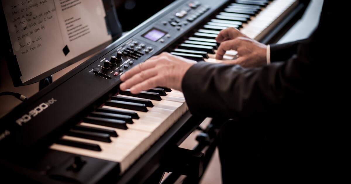 Choosing The Right Digital Piano Keyboard [Beginners Guide 2021]